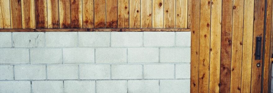 Comment habiller un mur en parpaing extérieur avec du bois